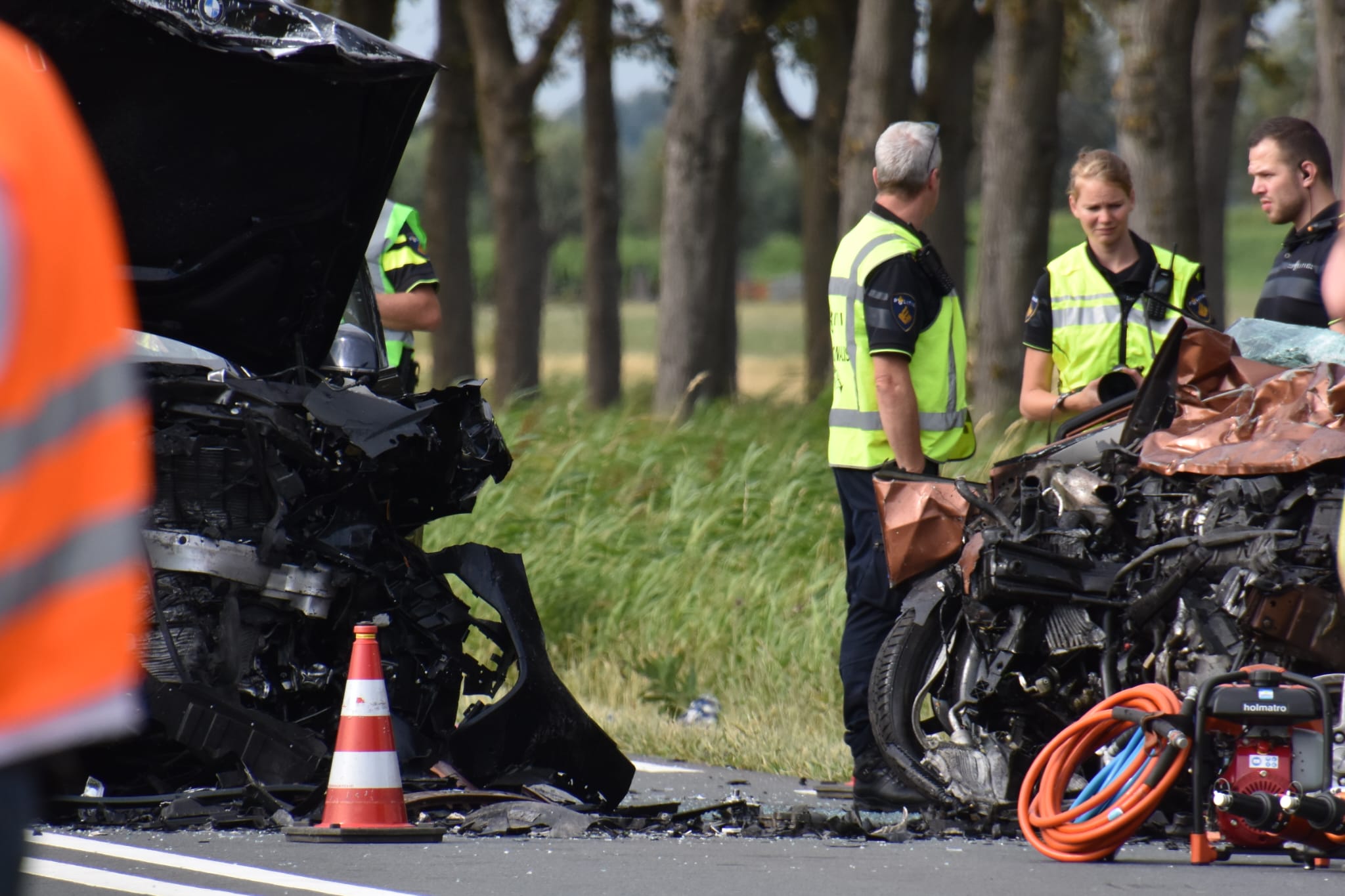 UPDATE: Dode en twee zwaargewonden bij frontale botsing beruchte weg - 112 Nederland