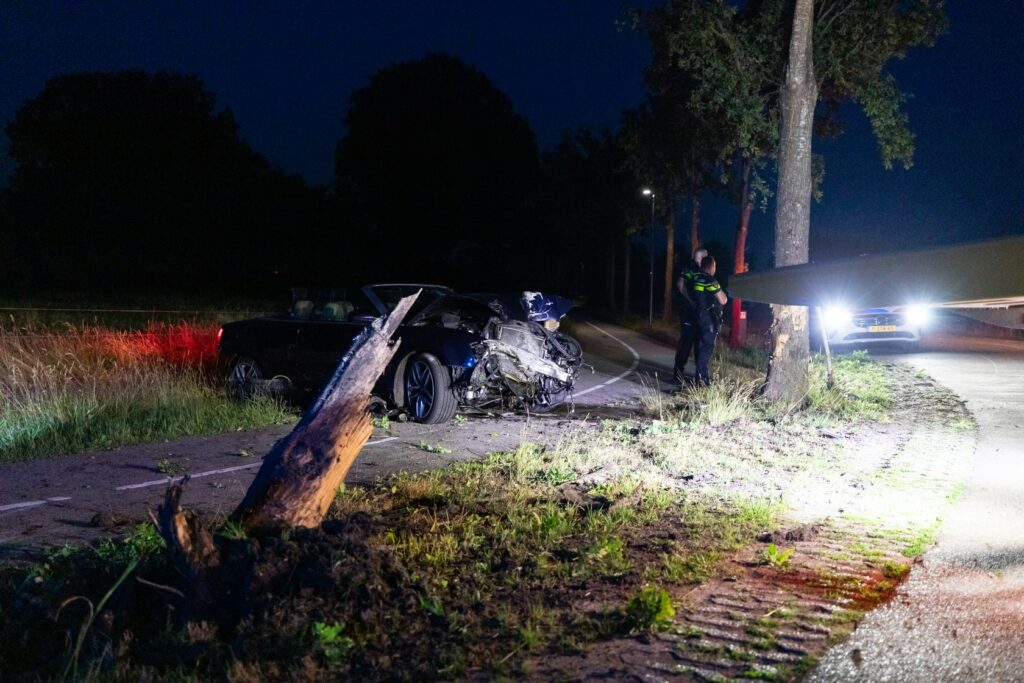 Automobilist spoorloos na crash tegen boom - 112 Nederland
