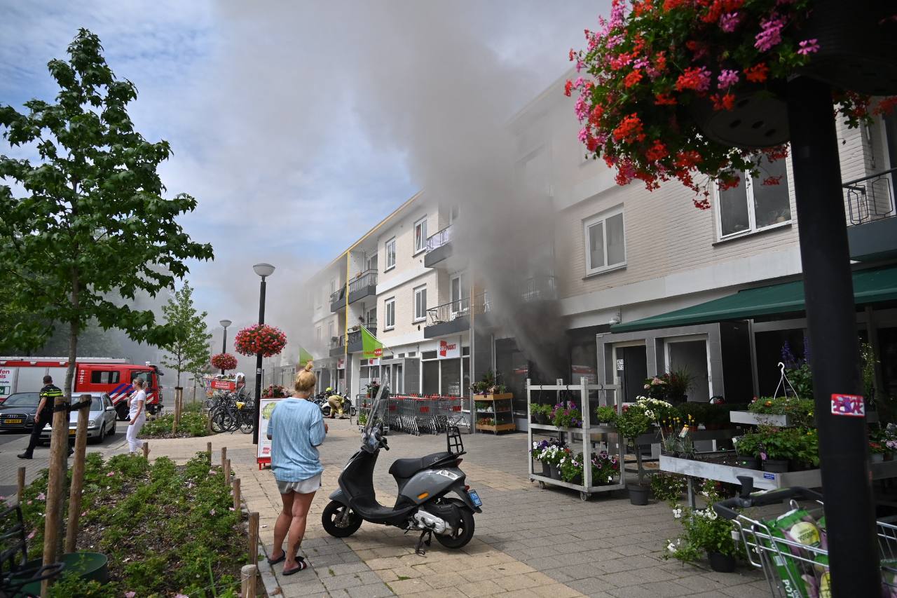 UPDATE: Grote brand supermarkt, 18 woningen ontruimd - 112 Nederland