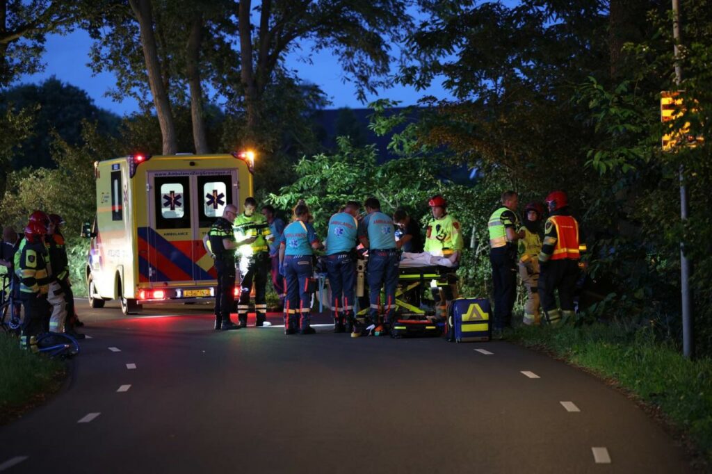 Automobilist botst tegen boom, traumahelikopter ter plaatse - 112 Nederland