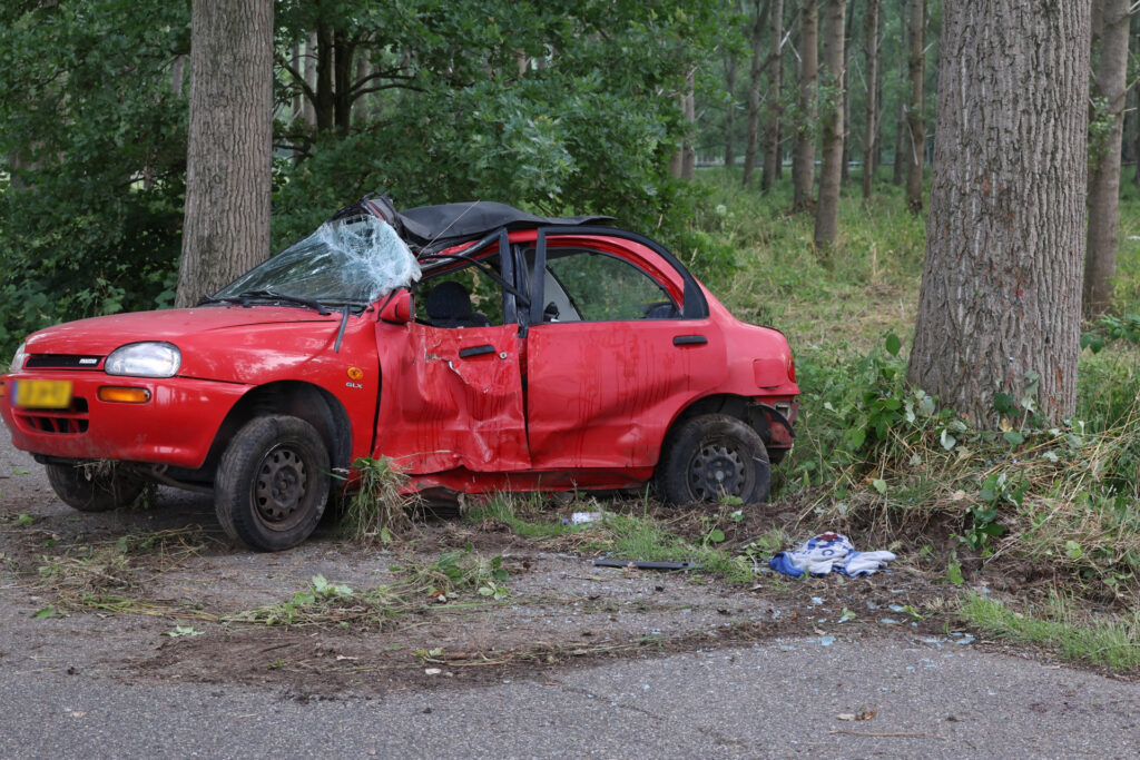 Automobilist crasht tegen boom en raakt gewond - 112 Nederland