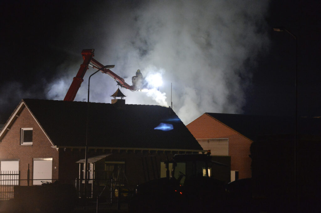 Veel rook bij grote brand in hooiopslag - 112 Nederland