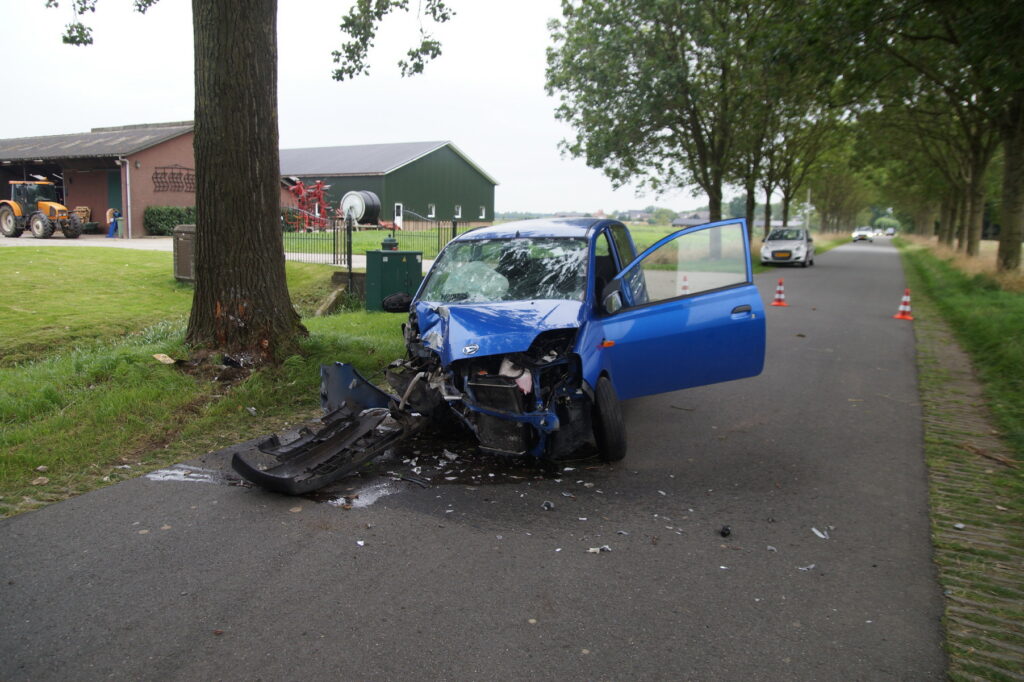 Auto botst tegen boom: Bestuurder ernstig gewond - 112 Nederland