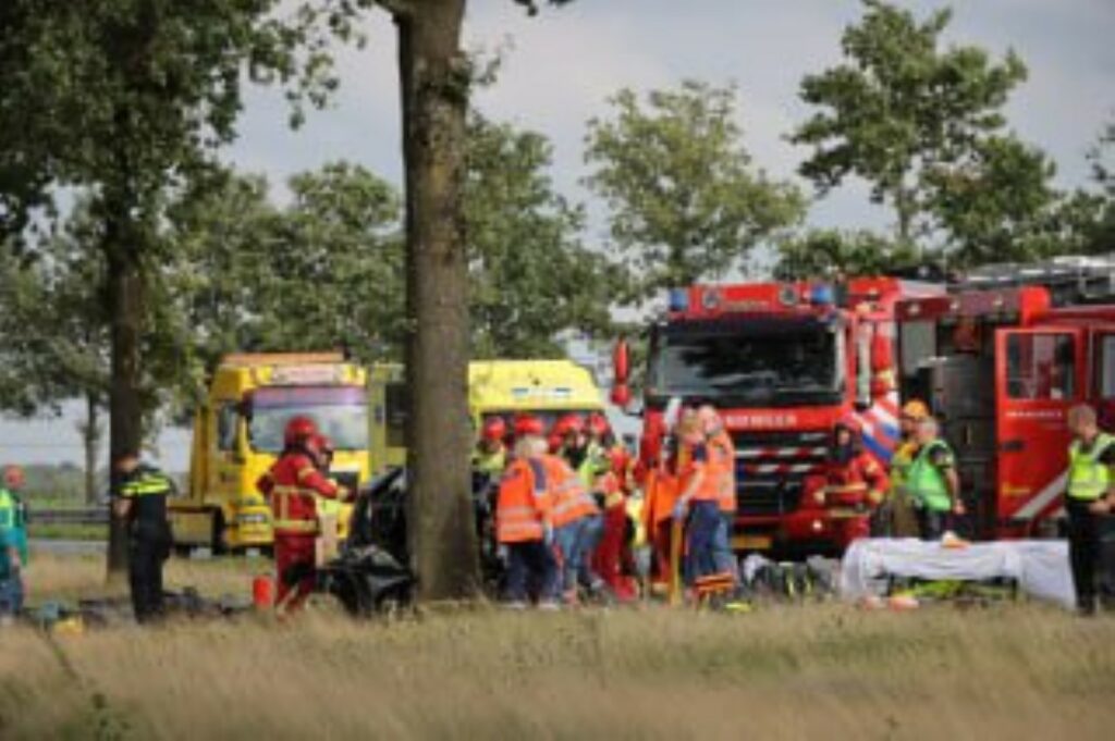 Automobilist raakt van de weg en botst frontaal tegen boom - 112 Nederland