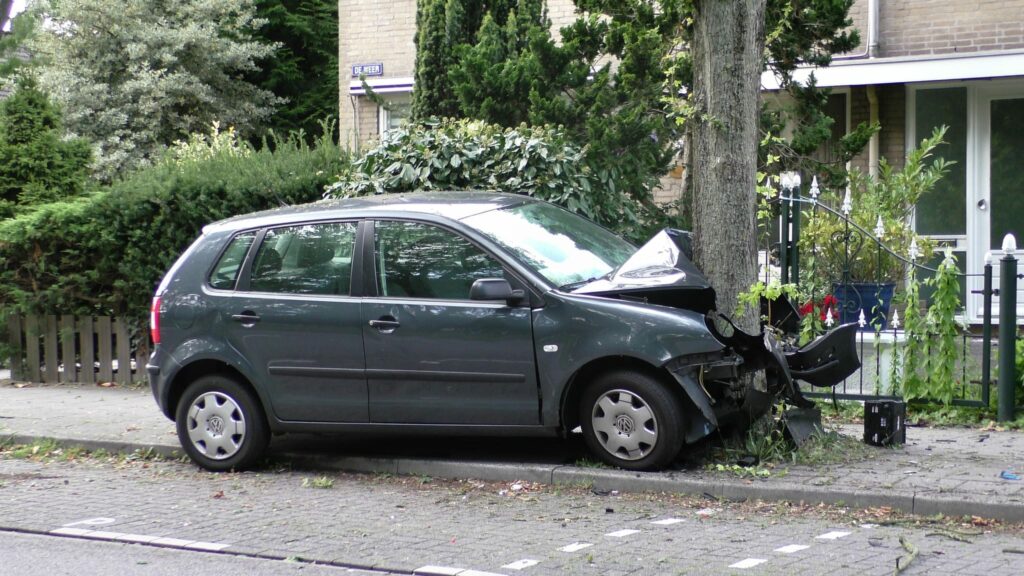 Zwaargewond na botsing tegen boom in woonwijk - 112 Nederland