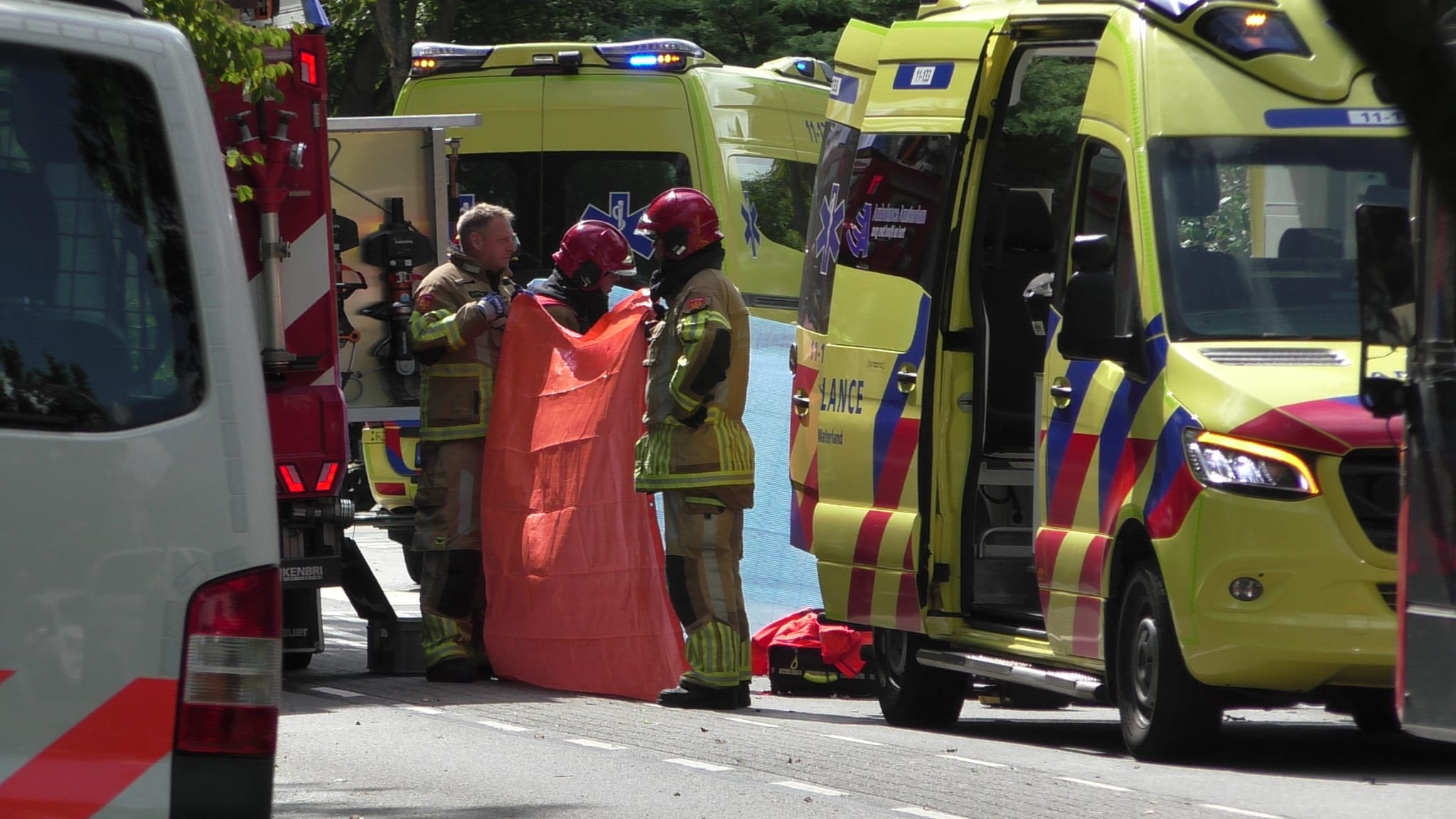 Zwaargewond na botsing tegen boom in woonwijk - 112 Nederland
