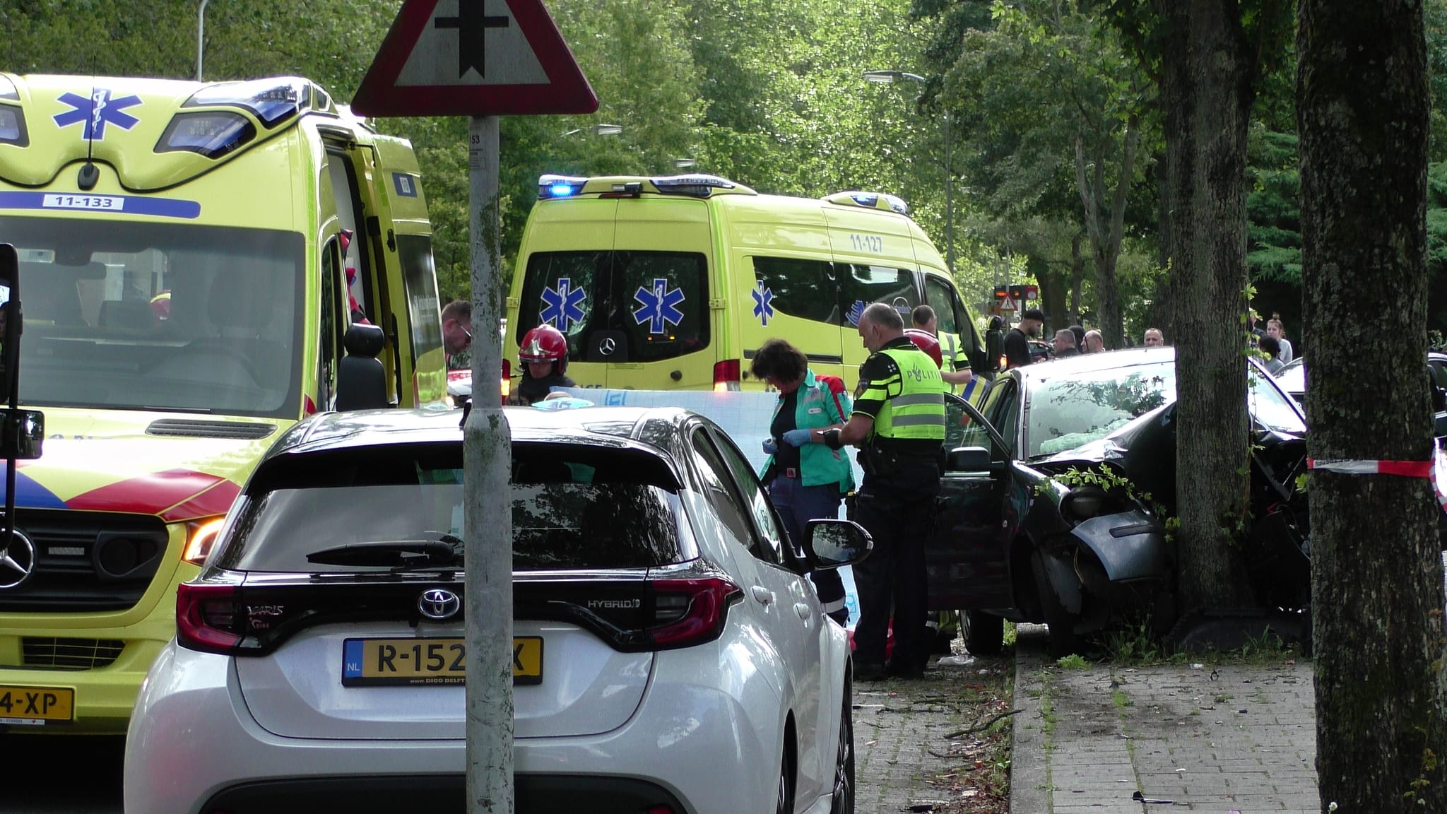 Zwaargewond na botsing tegen boom in woonwijk - 112 Nederland