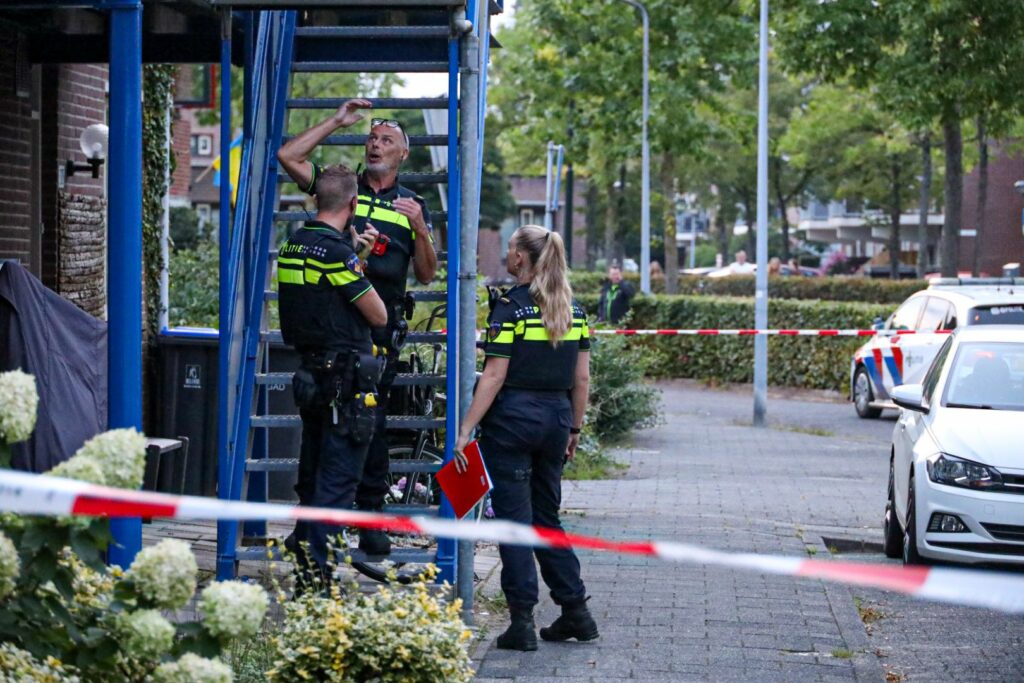 Dode aangetroffen in woning, politie maakt plaats delict - 112 Nederland