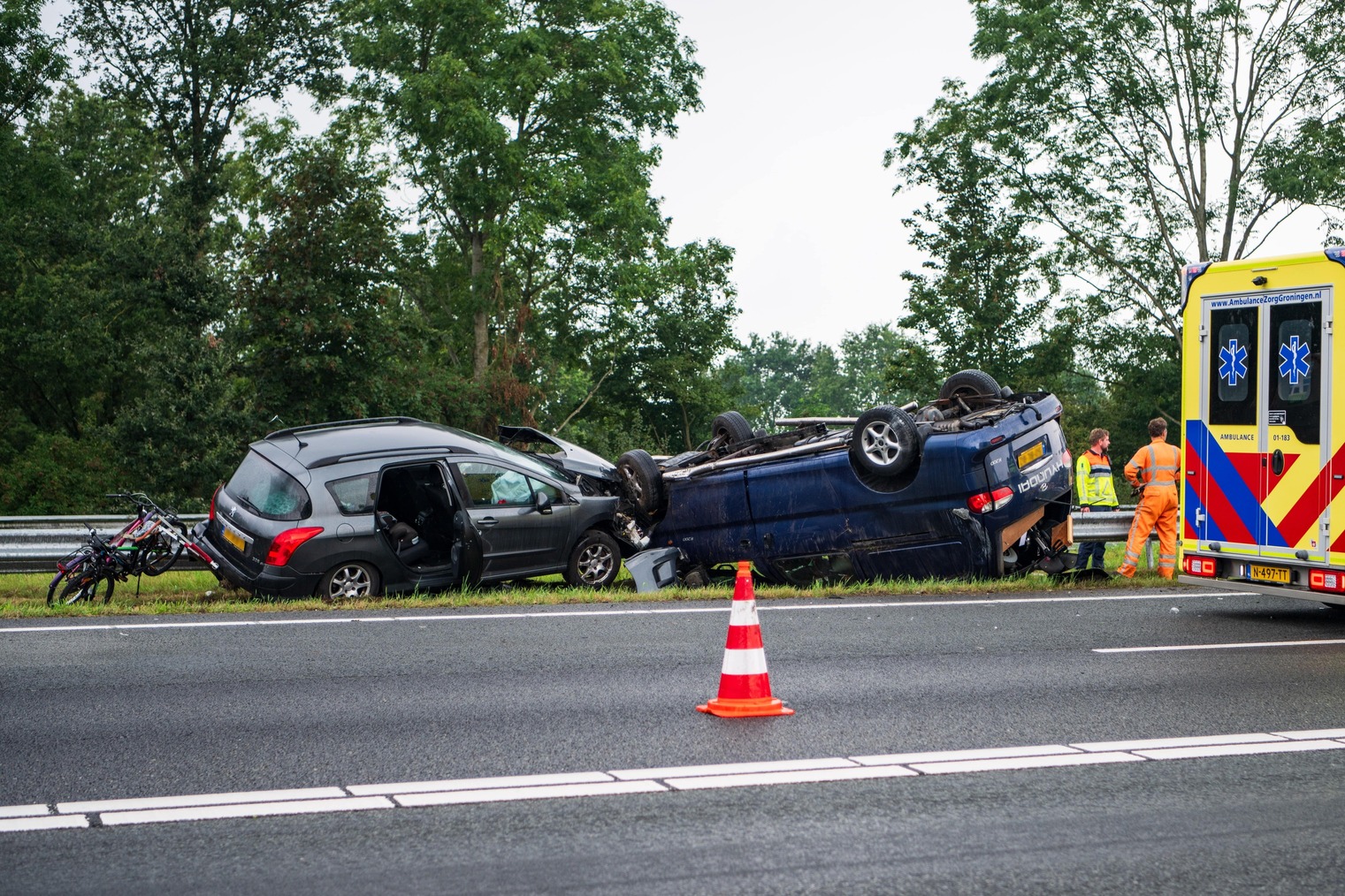 Meerdere gewonden bij ongeluk op snelweg, busje slaat over de kop - 112 Nederland