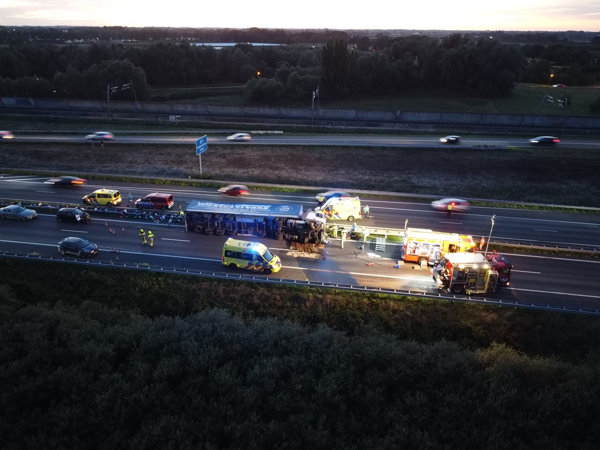 UPDATE: A15 dicht na ernstig ongeval met vrachtwagen - 112 Nederland