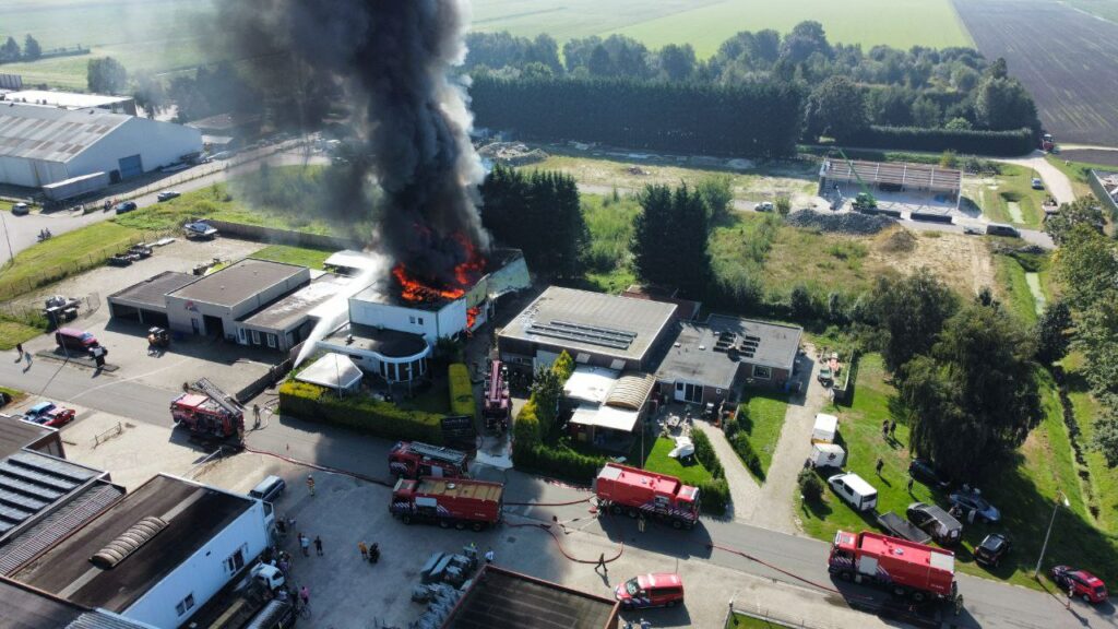 Grote uitslaande brand in bedrijfspand - 112 Nederland