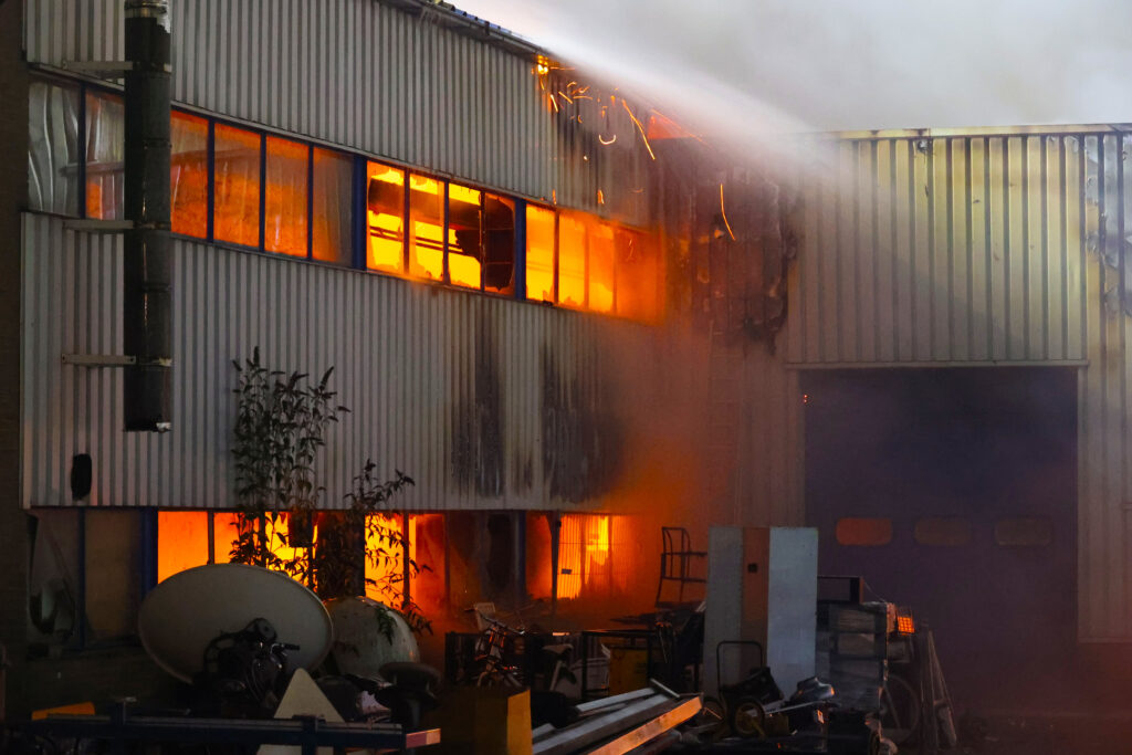Grote brand in loods op bedrijventerrein - 112 Nederland