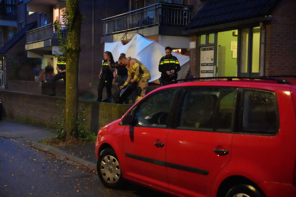 Politie doet onderzoek naar overleden persoon in woning - 112 Nederland