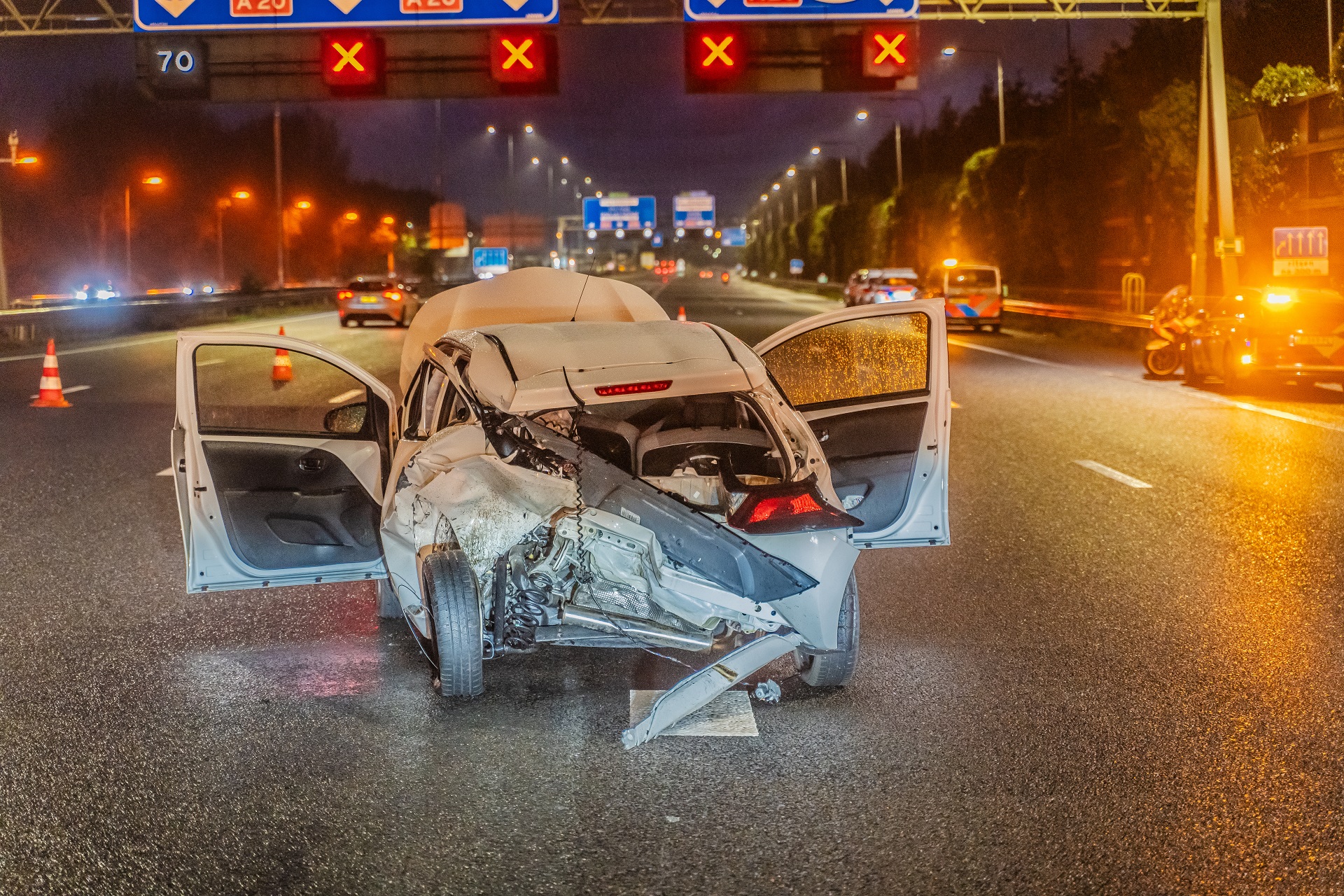 UPDATE: Dode bij ongeval A16, auto’s honderden meters uit elkaar - 112 Nederland