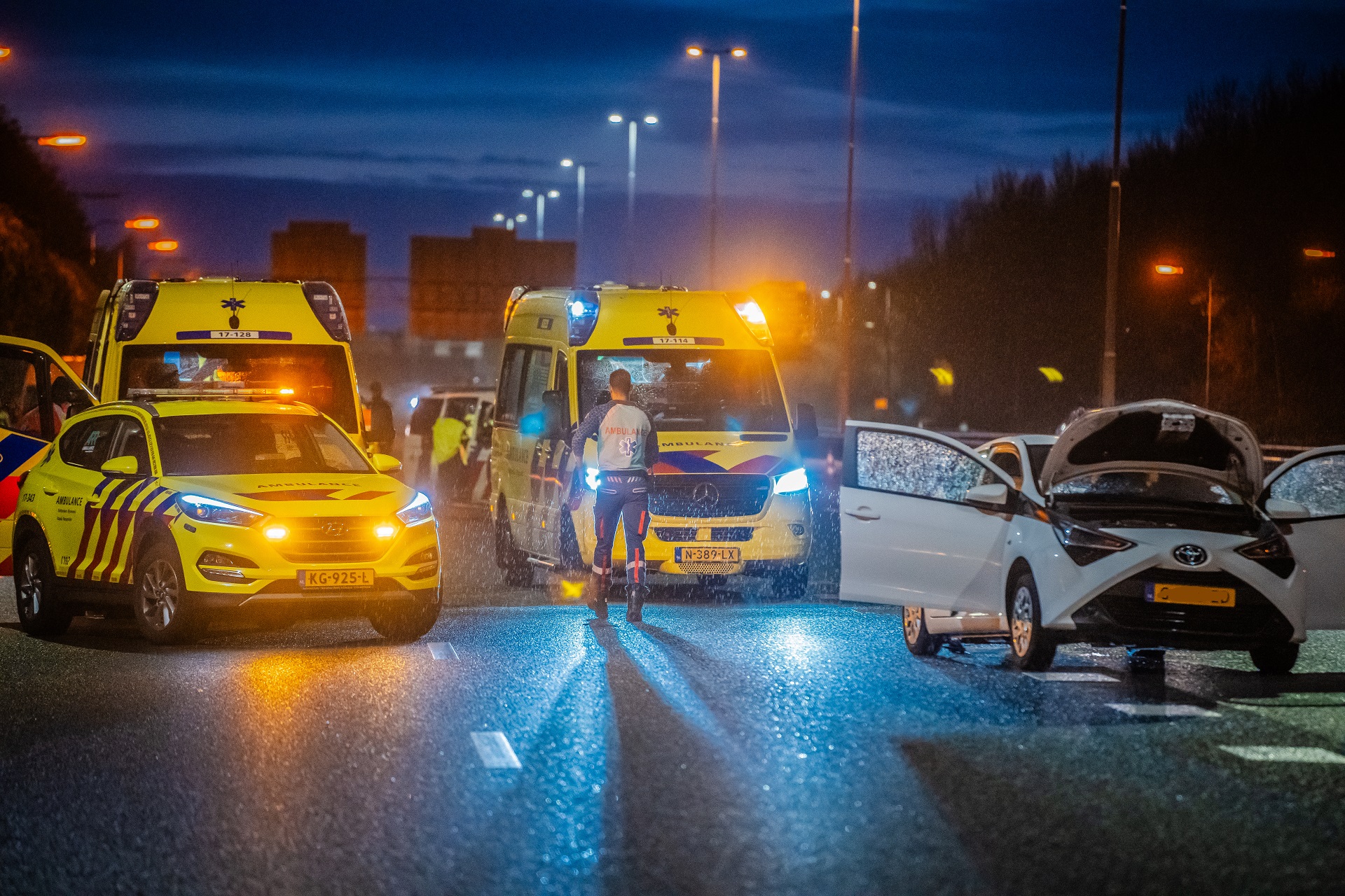 UPDATE: Dode bij ongeval A16, auto’s honderden meters uit elkaar - 112 Nederland