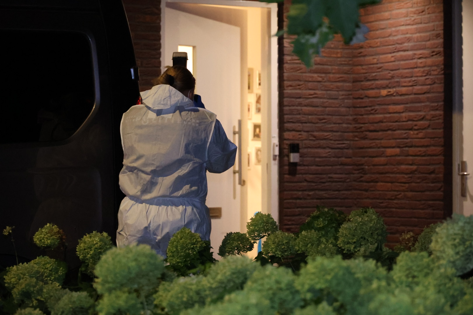 Twee doden aangetroffen in woning, politie doet onderzoek - 112 Nederland