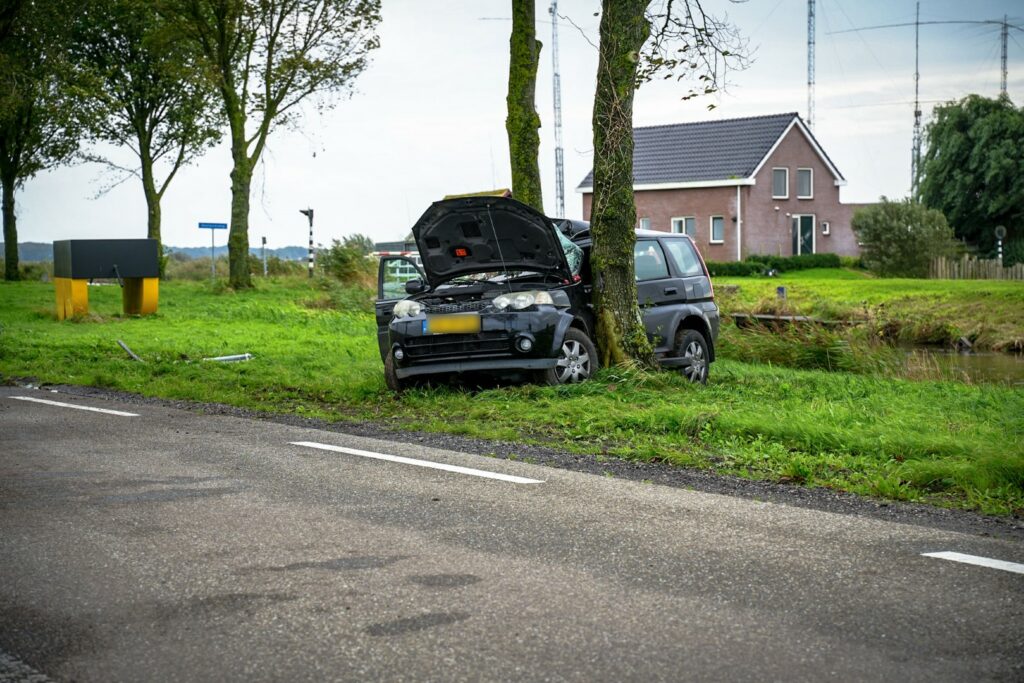 Gewonde bestuurder zit bekneld na ongeluk tegen boom - 112 Nederland