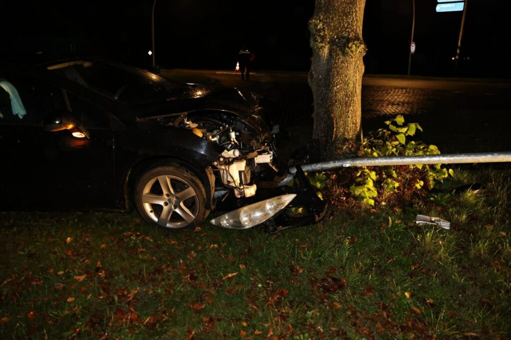 Auto raakt van de weg en botst tegen boom - 112 Nederland
