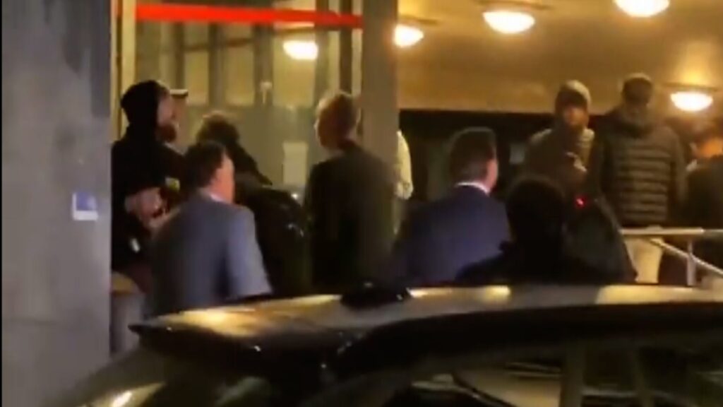 Thierry Baudet aangevallen en op zijn hoofd geslagen voorafgaand aan lezing - 112 Nederland