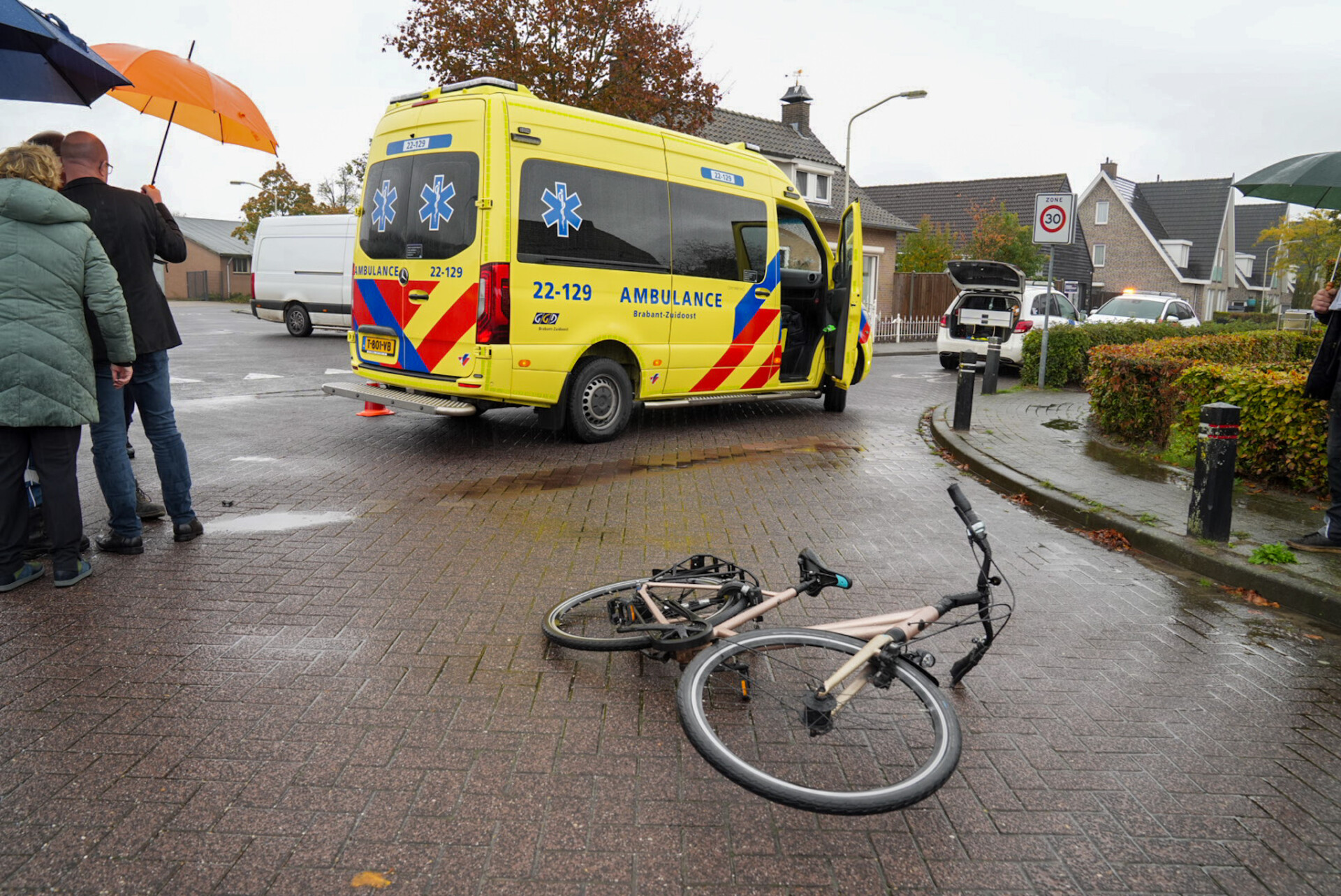 Fietser gewond bij aanrijding met pakketbezorger - 112 Nederland