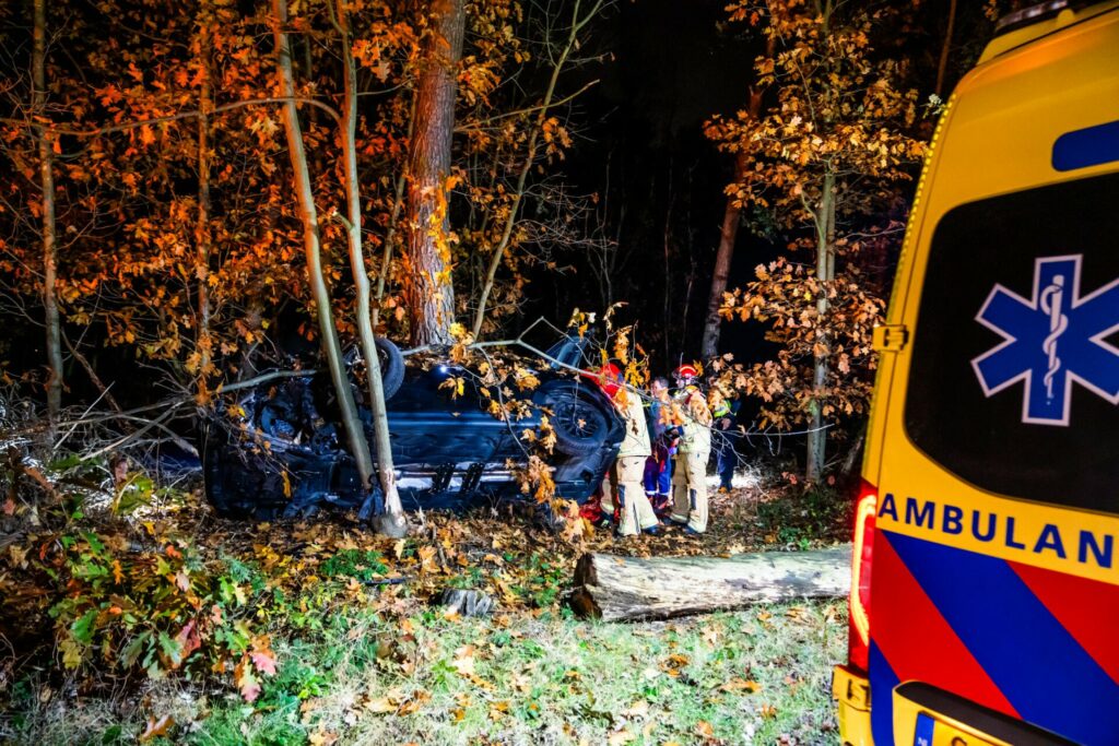 Auto vliegt uit de bocht en zit klem tussen bomen - 112 Nederland