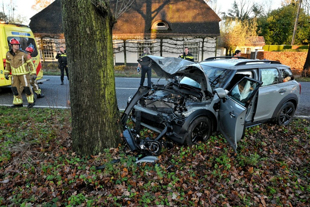 Zwaargewonde nadat auto tegen boom botst - 112 Nederland