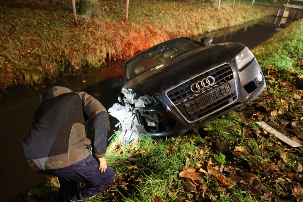 Auto botst achterop vrachtwagen na uitwijken voor object - 112 Nederland