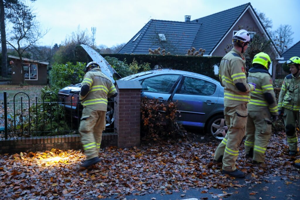 Automobilist verliest macht over stuur en belandt in voortuin - 112 Nederland