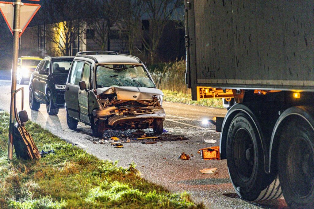 Automobilist botst achterop vrachtwagen en raakt ernstig gewond - 112 Nederland