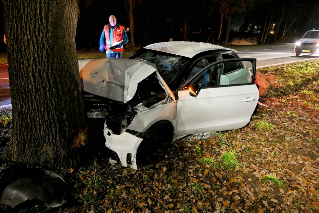 Automobilist botst tegen boom, mogelijk in slaap gevallen - 112 Nederland