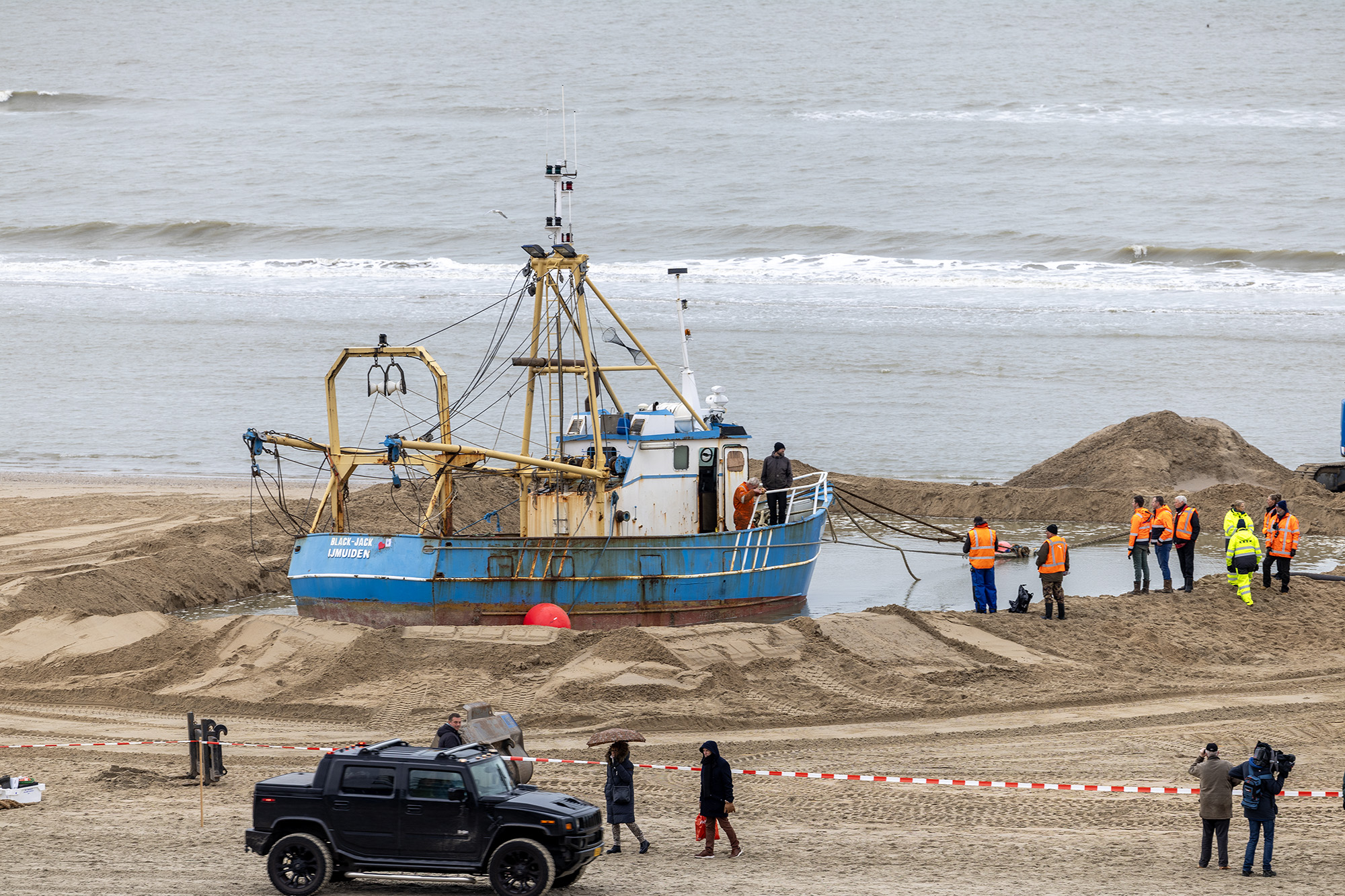 Werkzaamheden op strand om kotter de zee in te krijgen - 112 Nederland