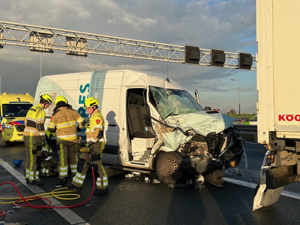 Ernstig ongeval tussen bestelbus en vrachtwagen op de A2 - 112 Nederland