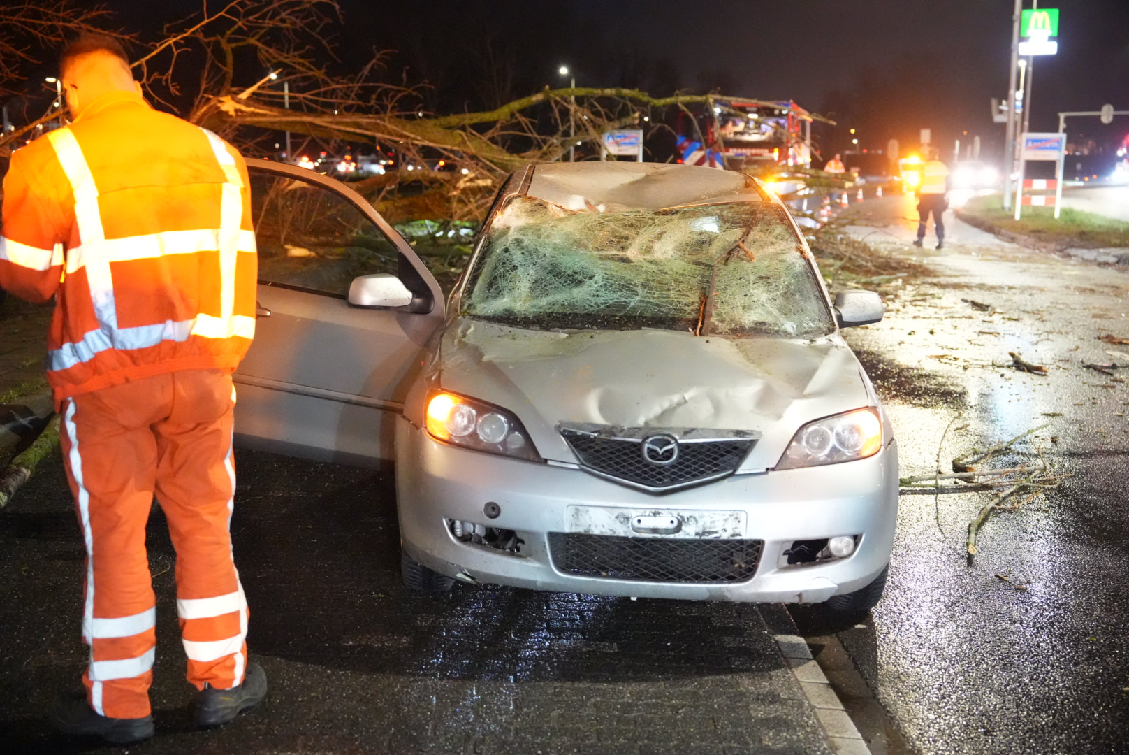 Boom waait om en komt op rijdende auto - 112 Nederland