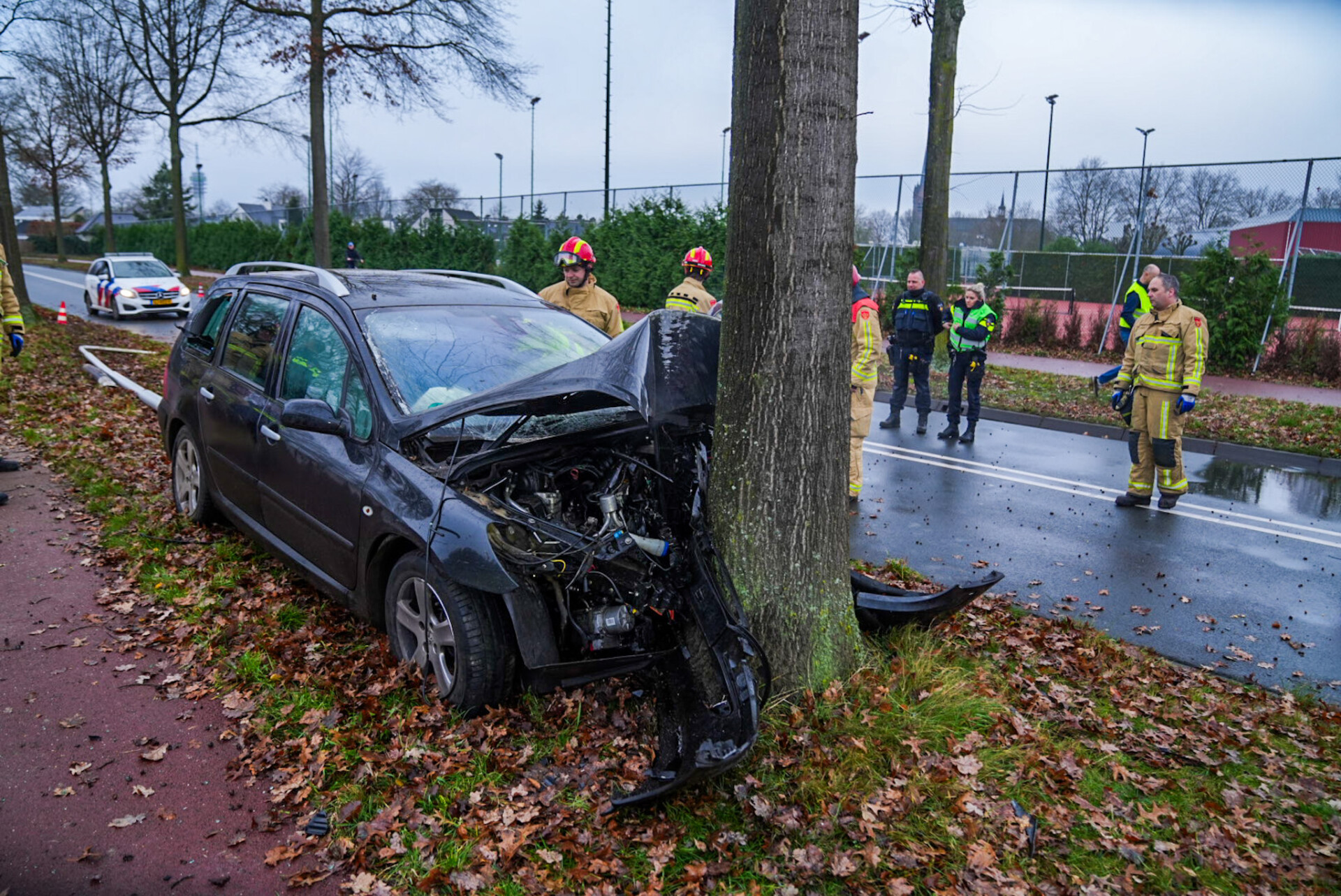 Man raakt lichtmast en boom bij eenzijdig ongeval - 112 Nederland