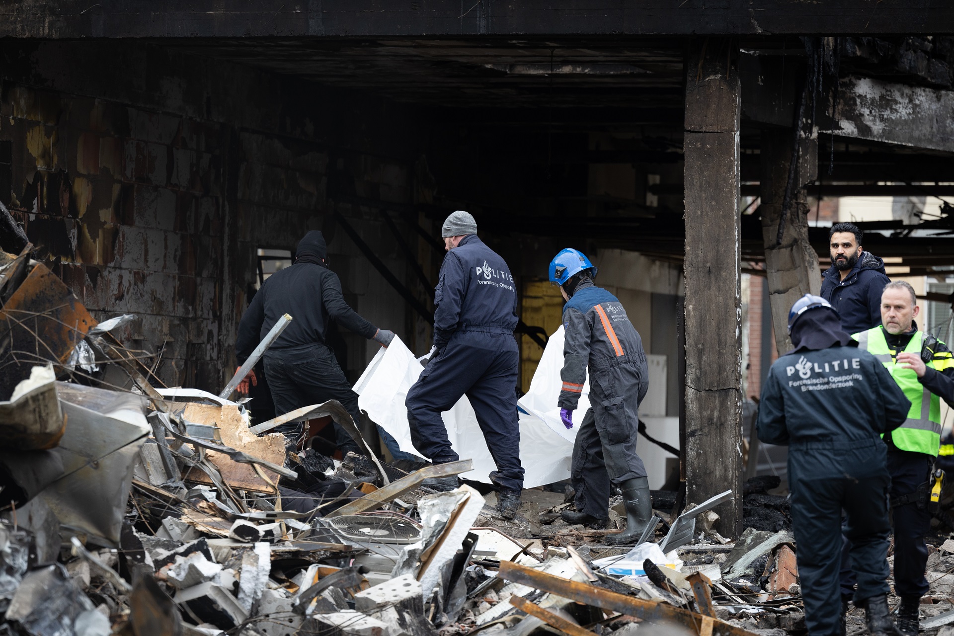 Familieleden vinden zelf slachtoffer onder het puin na explosie - 112 ...