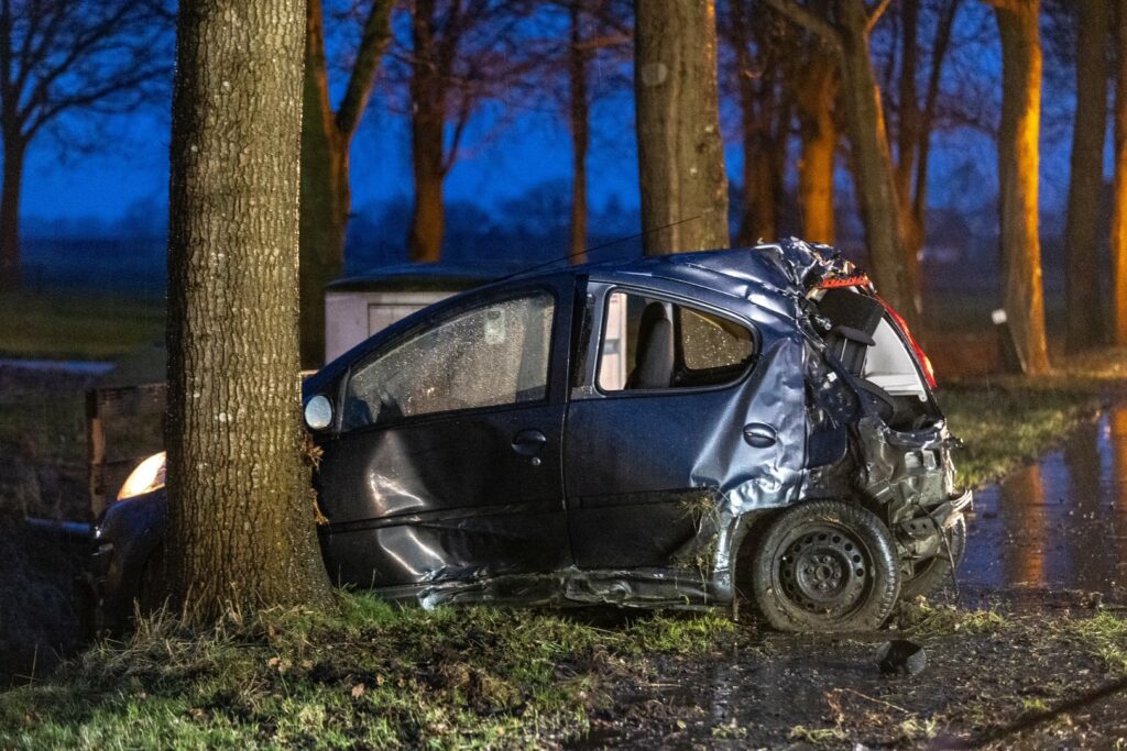 Bestuurder botst met auto tegen boom - 112 Nederland