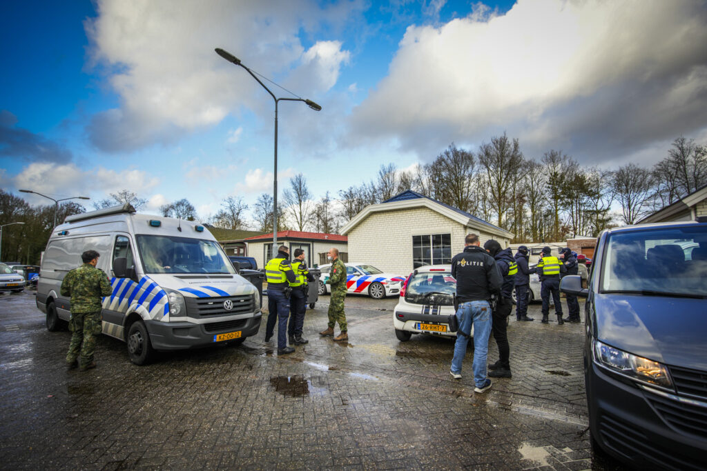 Grote inval op woonwagenkamp, ook EOD ingezet - 112 Nederland
