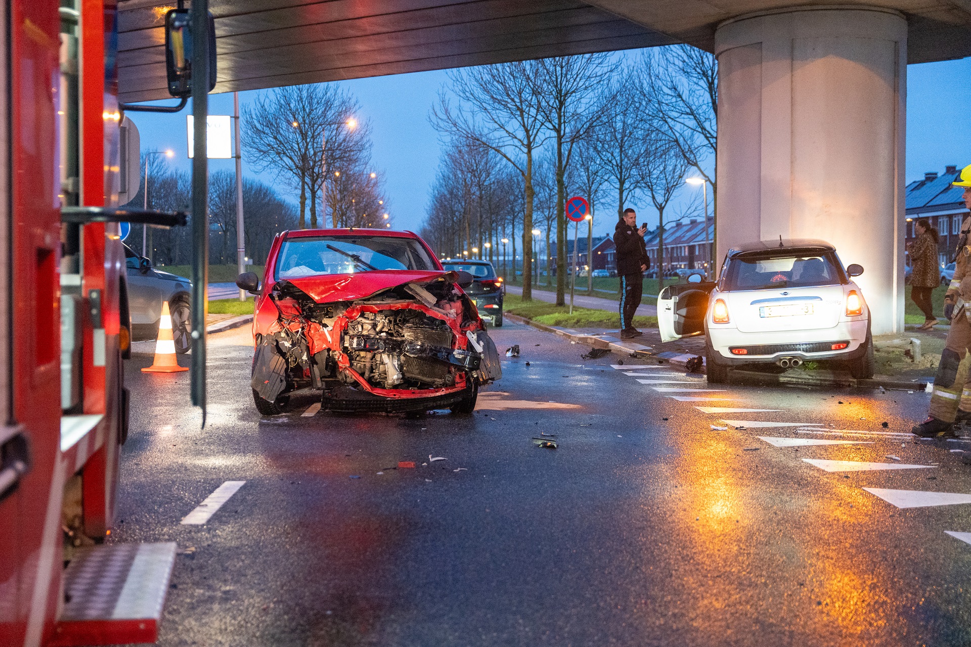 Ravage na ongeval op kruising, brandweer bevrijdt slachtoffer - 112 ...
