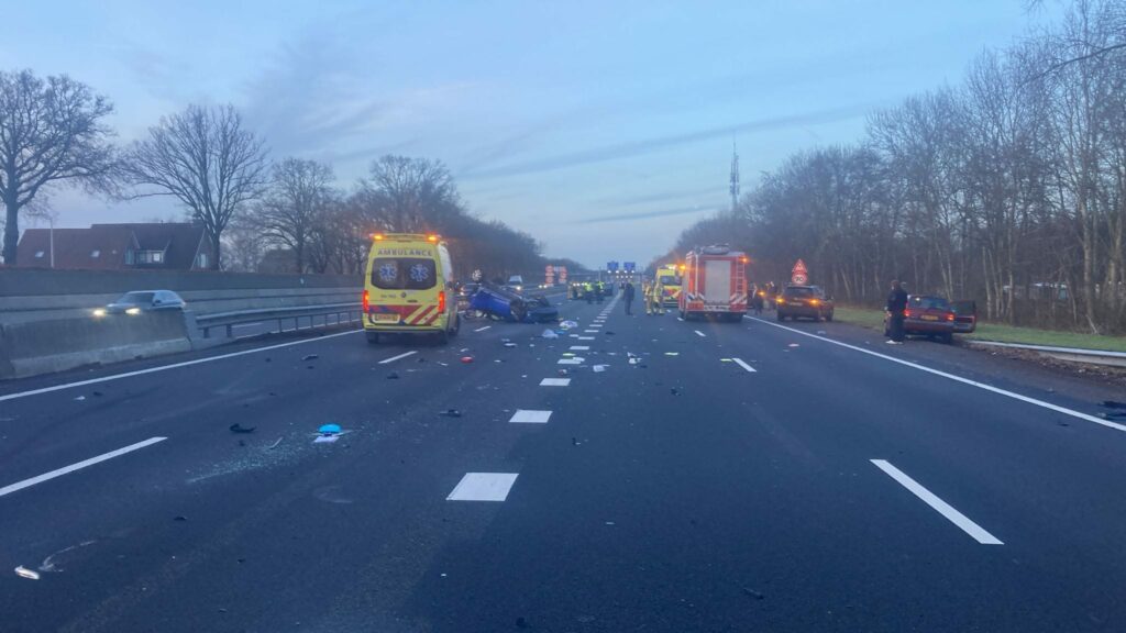 Snelweg dicht na ongeval met meerdere voertuigen - 112 Nederland