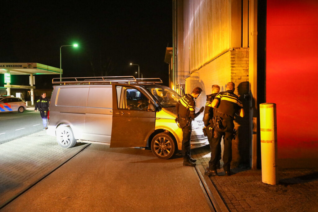 Dronken automobilist valt in slaap en rijdt tegen bedrijfspand - 112 Nederland