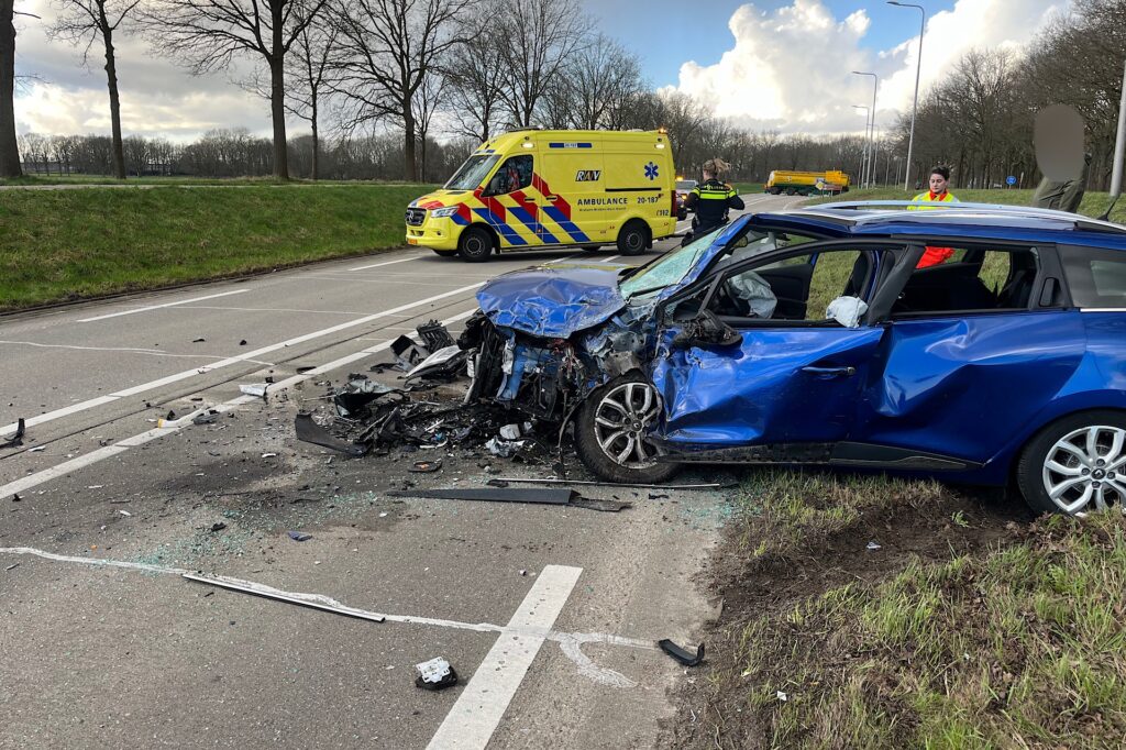 Drie gewonden na frontale botsing tussen auto en terreinwagen - 112 Nederland