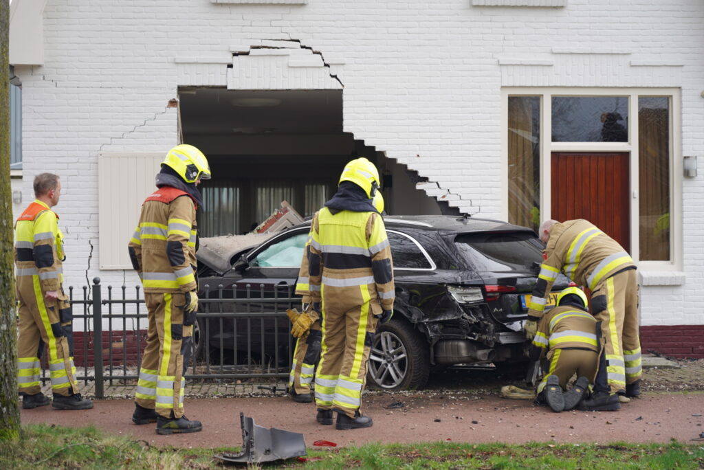 Automobiliste verliest macht over stuur en rijdt woning binnen - 112 Nederland
