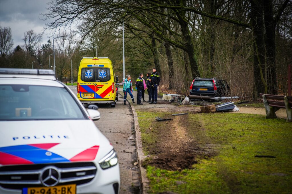 Auto raakt van weg af en komt tot stilstand tegen boom - 112 Nederland