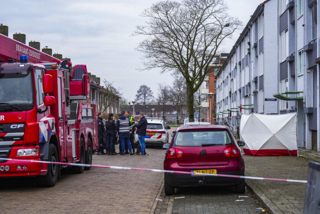 Overleden persoon aangetroffen op straat, politie doet onderzoek - 112 Nederland