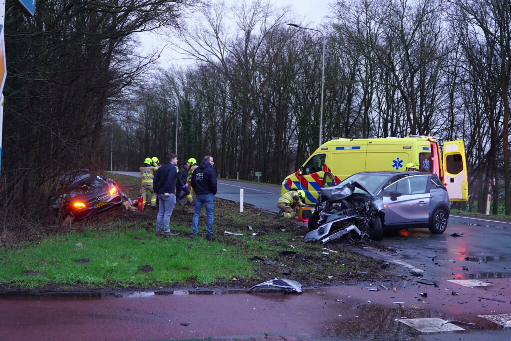 Dode en gewonde na botsing tussen twee auto’s - 112 Nederland