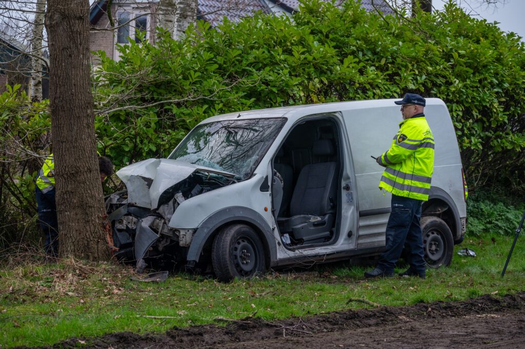 Auto botst tegen boom, trauma helikopter ter plaatse voor zwaargewonde bestuurder - 112 Nederland