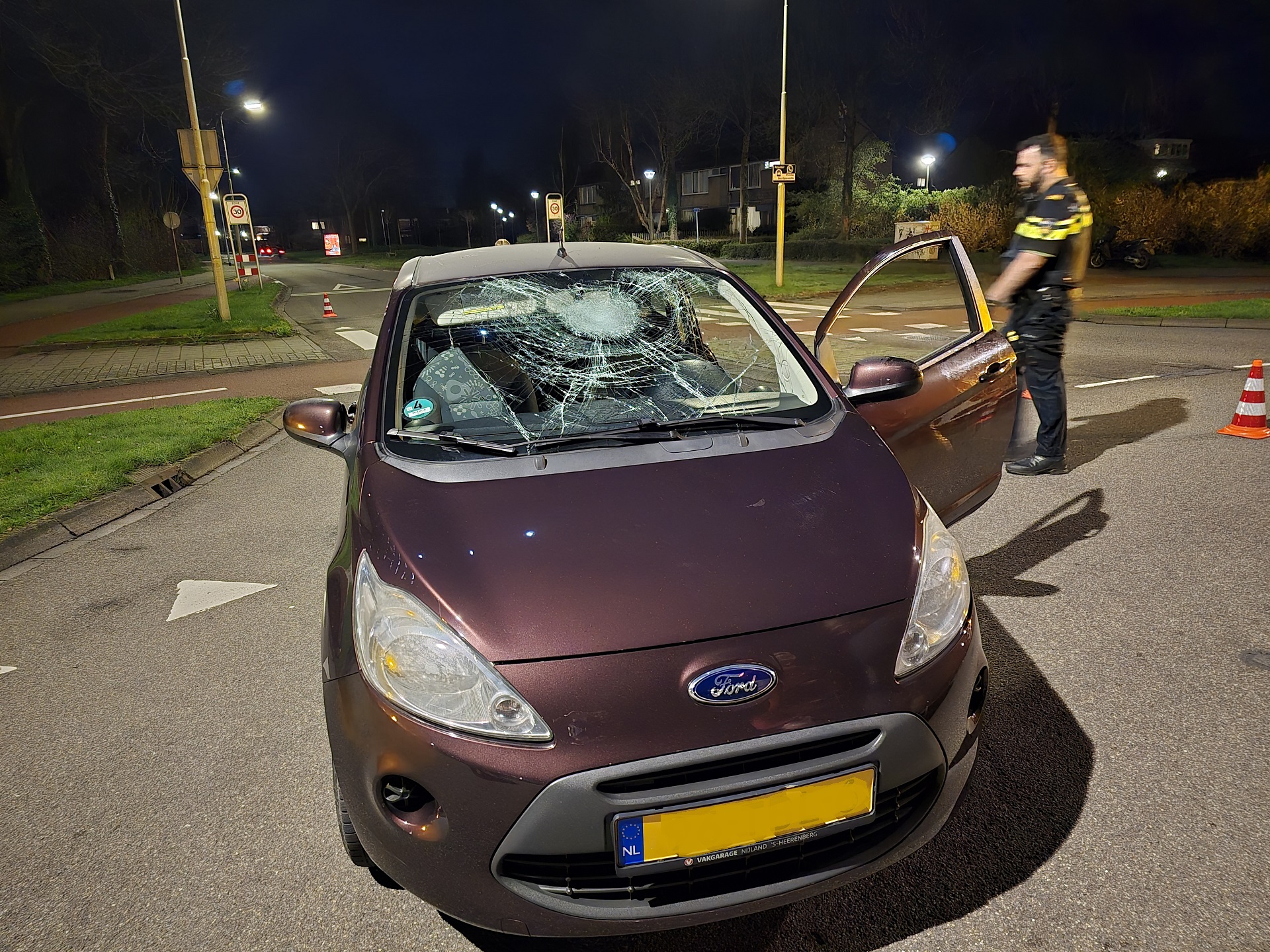 Fietser zwaargewond na botsing met auto op rotonde - 112 Nederland