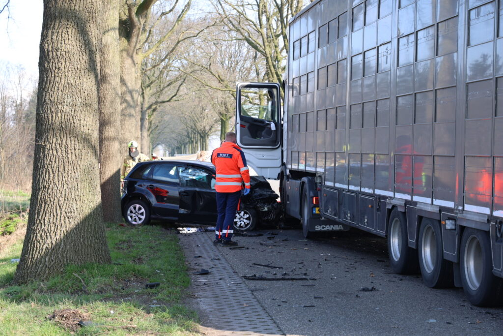 Automobilist om het leven gekomen bij aanrijding met vrachtwagen - 112 Nederland