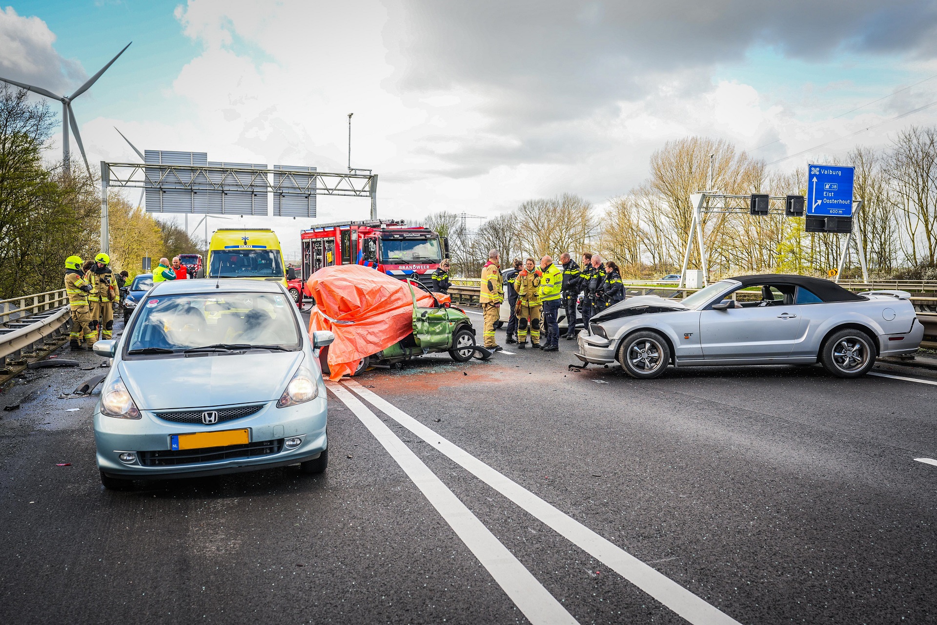 Update: Dode na ernstig ongeval A15, snelweg afgesloten - 112 Nederland
