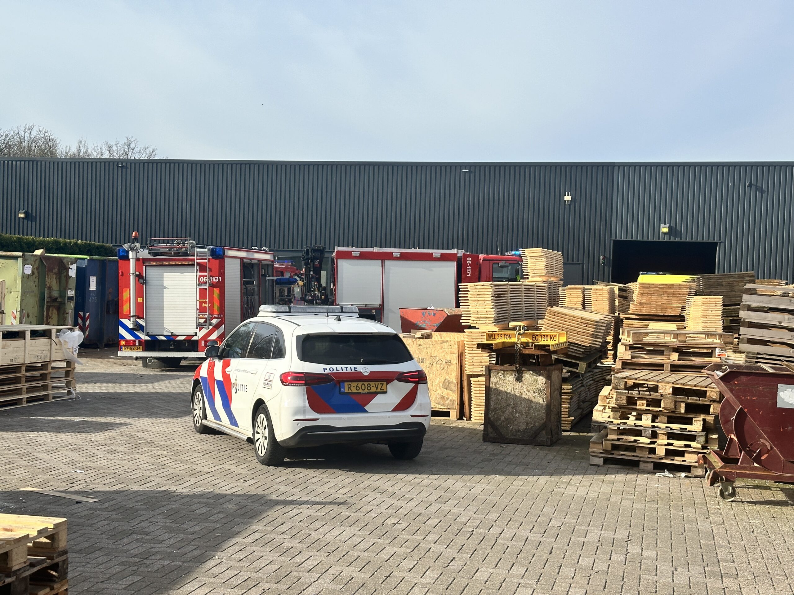 Werknemer belandt onder cabine van heftruck in bedrijfspand - 112 Nederland